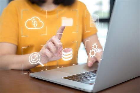 문서 관리 시스템 온라인 문서 데이터베이스 및 Erp 엔터프라이즈 비즈니스 기술로 조직의 파일 지식 및 문서를 효과적으로 관리하는 자동화 된 프로세스 개념에 대한 스톡 사진