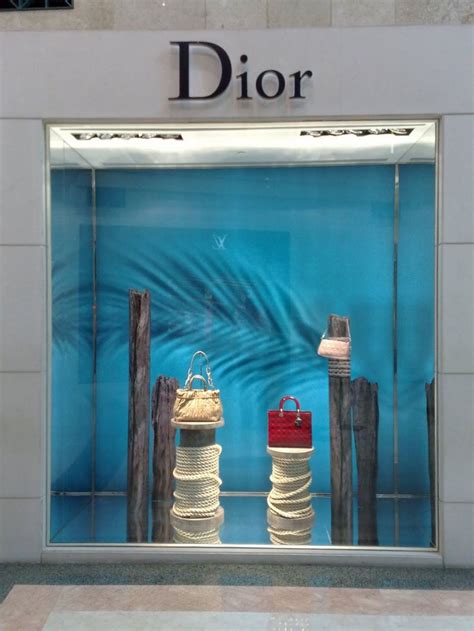 Displayhunter Luxury Window Display Window Display Retail Window