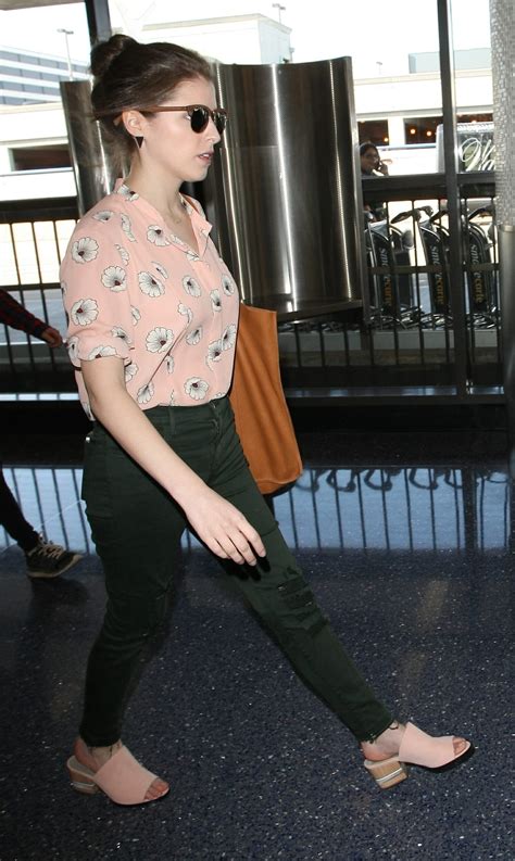 Anna Kendricks Feet Toes And Soles HD Pictures Barefoot