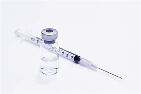 약물 또는 백신 1 Ml 바늘 고립 된 화이트 배경에 블루 톤 컬러와 플라스틱 주사기의 유리병 건강관리와 의술에 대한 스톡 사진