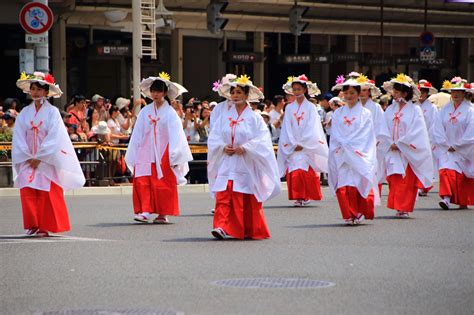 夏の華やかな巡行 祇園祭の花傘巡行 京都もよう KYOTO MOYOU