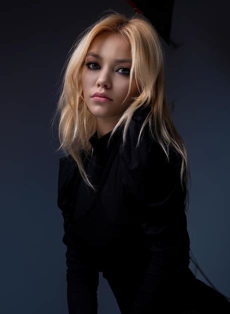 Visage De Femme Sexy Sensuelle Jeune Femme Blonde Posant Avec Un Corps Mince Sexy Belle Beauté