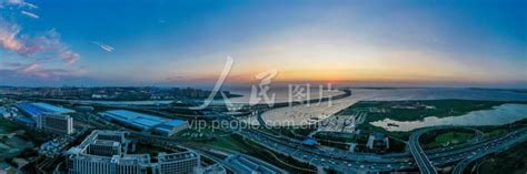 暮色中的青岛胶州湾跨海大桥 人民图片网