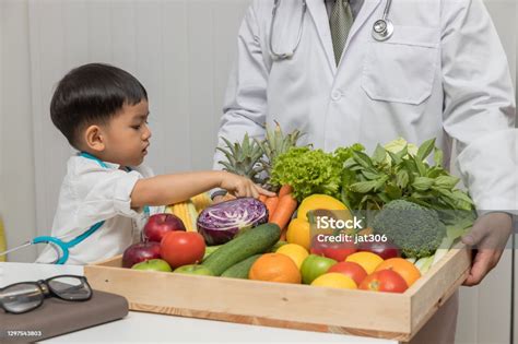 건강하고 영양적인 개념 아이는 신선한 과일과 채소를 먹는 것을 선택하기 위해 의사와 영양에 대해 배우고 있습니다 2명에 대한