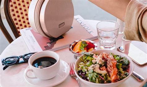Why You Should Embrace Eating Alone In Public The Everygirl