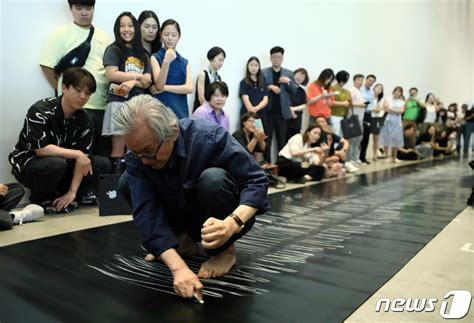자신의 대표적 퍼포먼스 작품 선보이는 이건용 작가 뉴스1