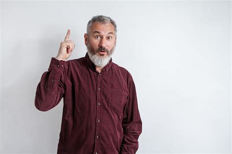 Portre Gri Sakallı Adam Bir Fikri Var Beyaz Duvar Arka Plan Üzerinde