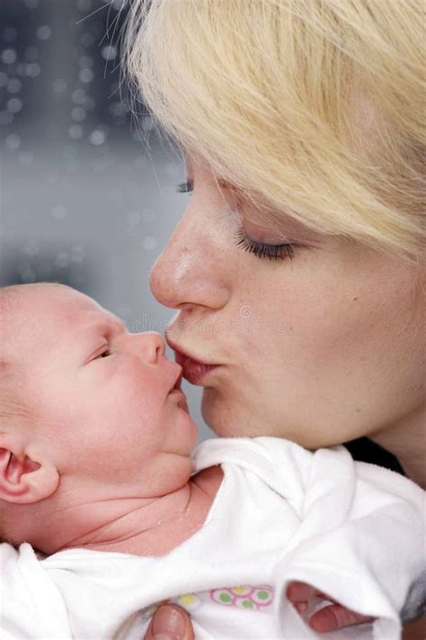 Beso De Las Madres Foto De Archivo Imagen De Dedos Mentira 11464236