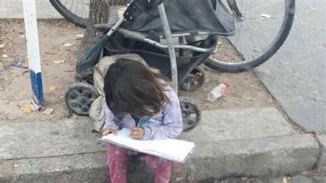 La Imagen De Una Niña Haciendo La Tarea En La Calle Conmueve En Las