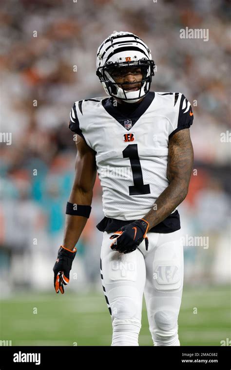 Cincinnati Bengals Wide Receiver Jamarr Chase 1 Lines Up For The