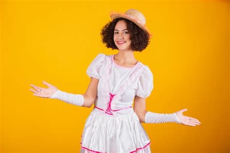 Festa Junina Arraial Festa De Sao Joao 노란색 배경에서 옷을 입은 브라질 여성 프리미엄 사진