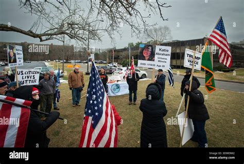 Burlington Massachusetts Usa 6th Dec 2025 A Small Group Over 50 At