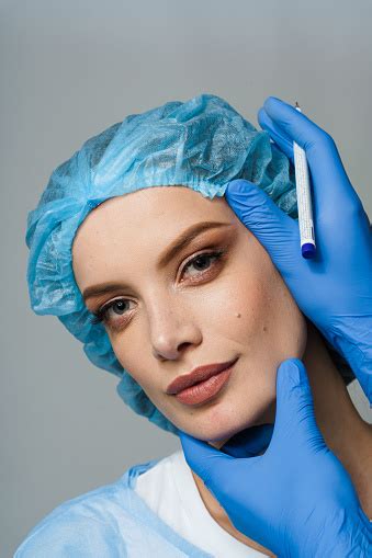 의료 진료소에서 얼굴의 눈 영역을 수정하기 위한 성형 수술 수술 전에 얼굴에 Blepharoplasty 마크업 클로즈업 2