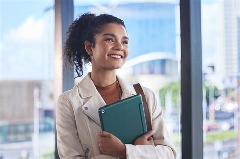 행복 여자 그리고 투자 마음 챙김 및 금융 뉴스 검토를 위해 사무실에서 태블릿으로 생각 재정 고문 예산 계획 성장 및 디지털 피드백을 위한 기술을 통한 미소와 아이디어 25