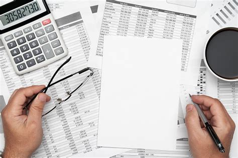 사무실 직원의 책상 의 최고 보기 재무 보고서 분석 및 회계 테이블 및 그래프 부기용 다양한 사무실 항목작업 0명에 대한 스톡 사진 및 기타 이미지 Istock