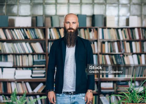 라이브러리에서 수염된 Hipster 남자의 초상화 턱수염에 대한 스톡 사진 및 기타 이미지 턱수염 긴 남자 Istock