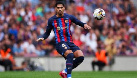 برشلونة ضد إلتشي أراوخو يخطف الأضواء بدرس في الانتماء فيديو