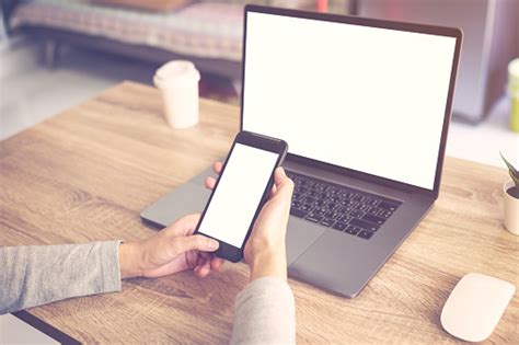 노트북 컴퓨터를 사용하는 비즈니스 여성은 온라인 활동을하고 나무 테이블에 전화를 들고 고름에 대한 스톡 사진 및 기타 이미지 고름 공부 교육 Istock