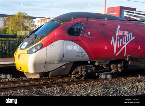Class 390 Pendolino Hi Res Stock Photography And Images Alamy
