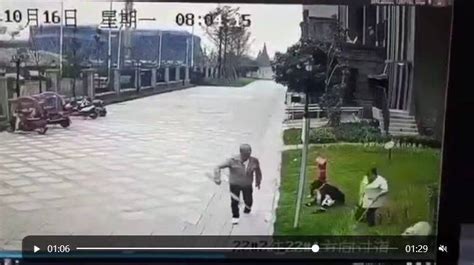 遭烈犬撕咬女孩父亲发声：已委托律师维权，想先解决孩子治疗费主人女童遭先生