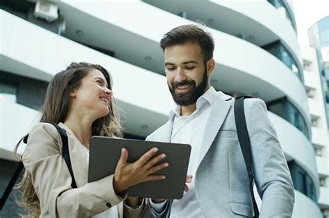 야외에서 태블릿 컴퓨터에서 검색하는 두 명의 비즈니스 사람 2명에 대한 스톡 사진 및 기타 이미지 2명 계획 공유 개념 Istock