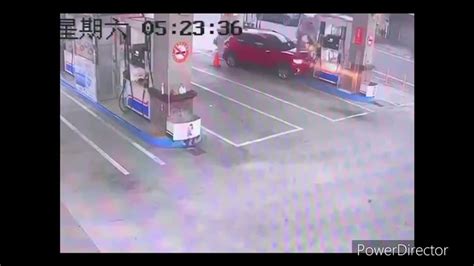 高雄女開車暴衝撞加油站！收銀室險被撞翻 員工驚嚇傻眼 社會 三立新聞網 Setncom
