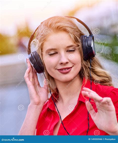 Muchacha Del Estudiante En Auricular Escuchar M Sica Foto De Archivo