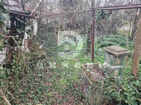 Стара къща в село Средец Едноетажна къща 50 кв м РЗП 1650 кв м двор Къщи Вили Средец