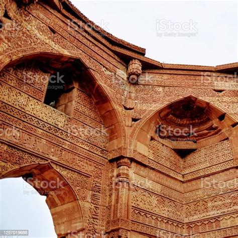 장난 유적과 내부 광장이있는 Qutub Minar 단지 내부 유네스코 세계문화유산 메라울리 쿠투미나 내부의 오래된 건축물 오래된