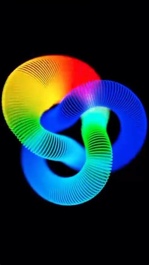 Оптическая иллюзия три круга разных цветов на черном фоне