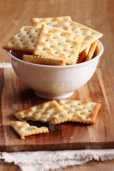 杯子里装着美味的饼干