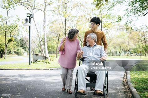 그의 행복 한 가족을 환영 하는 휠체어에 쾌활 한 장애인된 할아버지 가족에 대한 스톡 사진 및 기타 이미지 가족 의료 관련