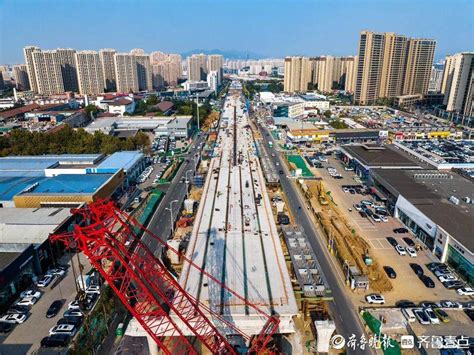 离主线通车更近一步！重庆路快速路工程多标段完成箱梁架设施工青岛市建设