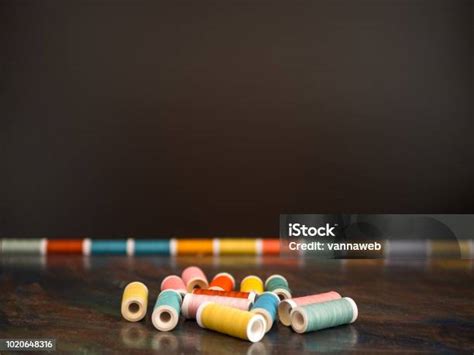 재 봉 스레드 검정색 배경 복사에 대 한 테이블에 여러 가지 빛깔된 0명에 대한 스톡 사진 및 기타 이미지 0명 네덜란드