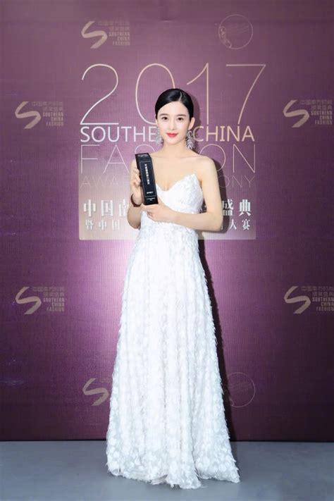 赵韩樱子真会玩，穿透视薄纱裙不穿内衣，网友：不小心都看到了！