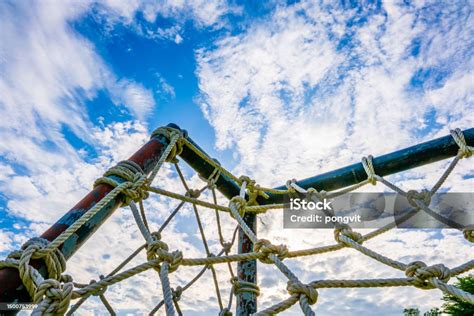 밧줄 그물 골 푸른 잔디가 있는 미니 축구장 짚으로 짠 단순하고 구식 미니어처 모기장이 공원 하늘과 흰 구름 배경 선택적 초점 부드러운 초점을 어지럽힙니다 0명에 대한 스톡