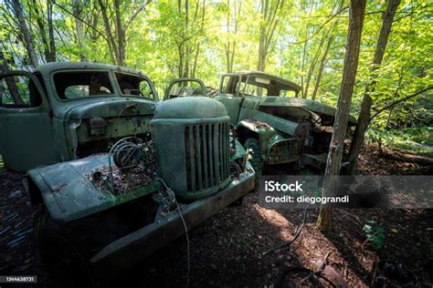 경찰서 뒤뜰에 버려진 녹슨 트럭 프리피야트 체르노빌 배제 구역 우크라이나 0명에 대한 스톡 사진 및 기타 이미지 0명 건물 외관 건축 Istock