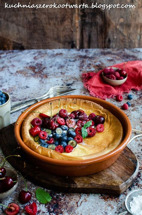 Dutch baby pieczony naleśnik z owocami lata Kuchnia Szeroko Otwarta