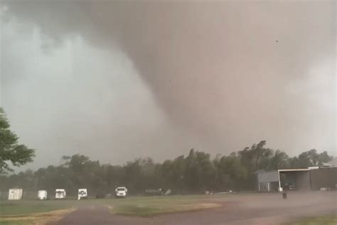 Unbelievably Scary Video Of Deadly Tornado By Storm Chaser In Oklahoma