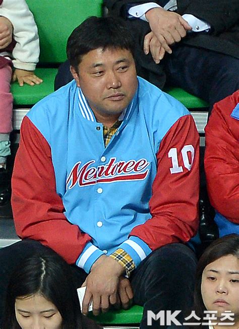 양준혁 `배구장 열기가 뜨겁네` Mk포토 Mk스포츠