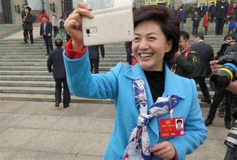 48岁海霞全家照，丈夫低调有内涵，女儿样貌大变让人惊讶 搜狐大视野 搜狐新闻