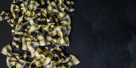 파스타 Farfalle 오징어 잉크 메뉴 개념 음식 배경 상단 보기 복사 공간 갑오징어류에 대한 스톡 사진 및 기타 이미지