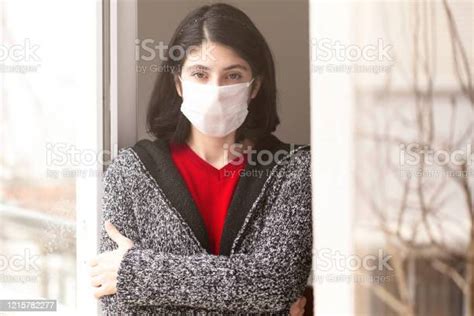 의료 용 마스크에 여자의 초상화입니다 바이러스 위험 집에서 검역하에 외롭고 슬픈 여성의 초상화 개념에 대한 스톡 사진 및 기타 이미지 Istock