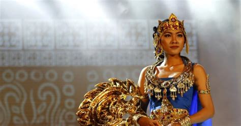 화려한 금 장식 돋보이는 미얀마 전통 의상