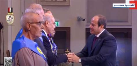الرئيس السيسي يلتقط صورا تذكارية مع عدد من أبطال حرب أكتوبر الوطن