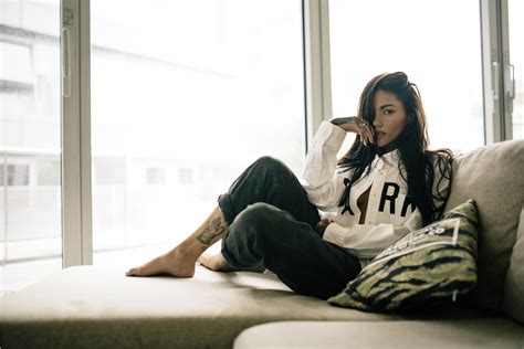 Fondos De Pantalla Mujer Modelo Morena Descalzo Mirando Al