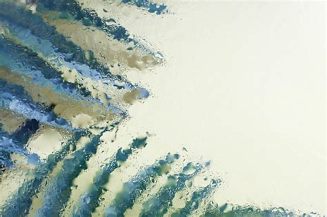 다른 쪽에야자 열대 잎이 있는 유리 표면 물 방울이 있는 노란 배경에 잎이 있습니다 0명에 대한 스톡 사진 및 기타 이미지