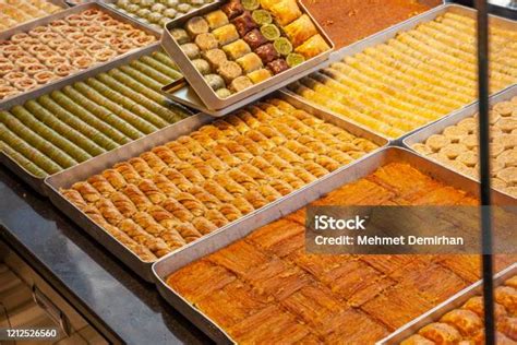 이스탄불의 그랜드 바자는 터키의 진미에 관한 빙산의 일각에 불과합니다 터키의 딜라이트와 바클라바는 여러 종류의 터키 요리와