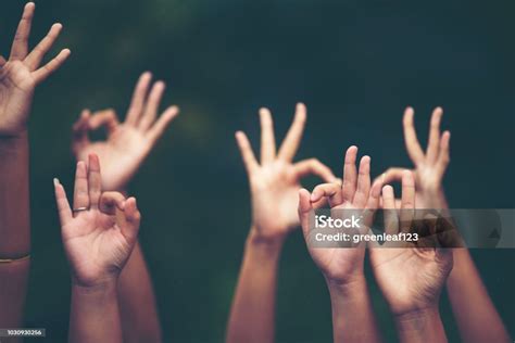 일 하는 사람들의 최대 손 조립 기업 회의 표시 기호 조인 강제로 팀워크 품질 및 팀웍과 비즈니스에서 효과적인 직원 개념 조직 개발 개념에 대한 스톡 사진 및 기타 이미지