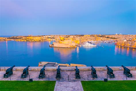 포트 세인트 안젤로와 발레 타 몰타에서 Senglea Birgu 도시를 직면 하 고 예 배터리의 야경 건물 외관에 대한 스톡